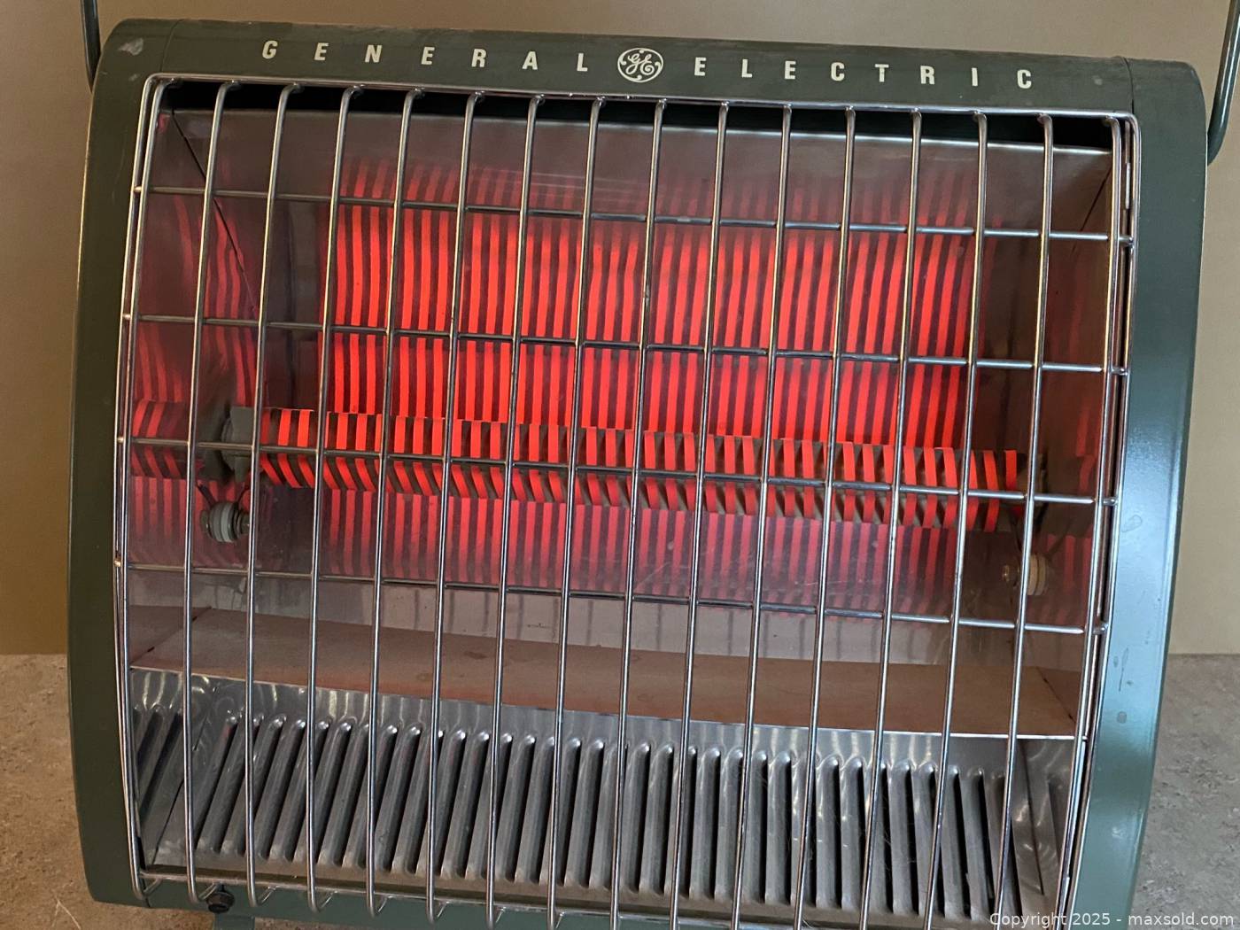 Vintage General Electric electric space heater | Maxsold
