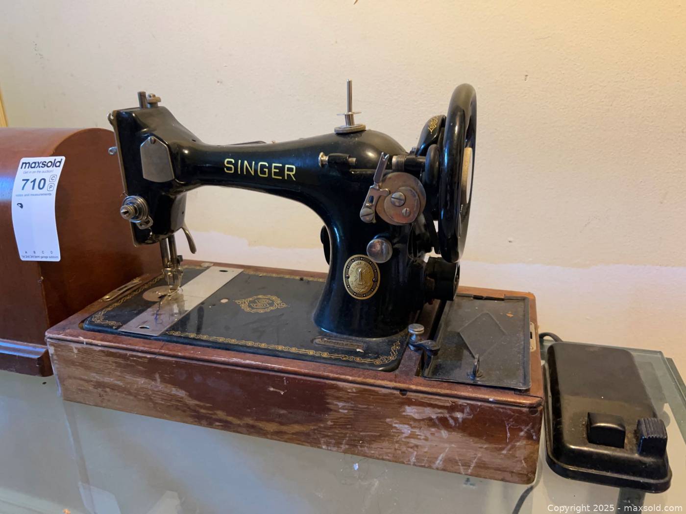 Singer black electric sewing machine with wood case | Maxsold