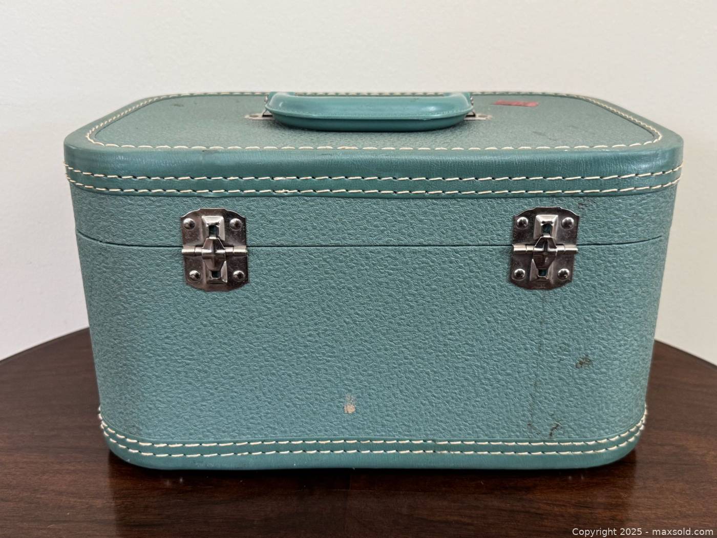 Vintage Travelgord teal hard-shell vanity case | Maxsold