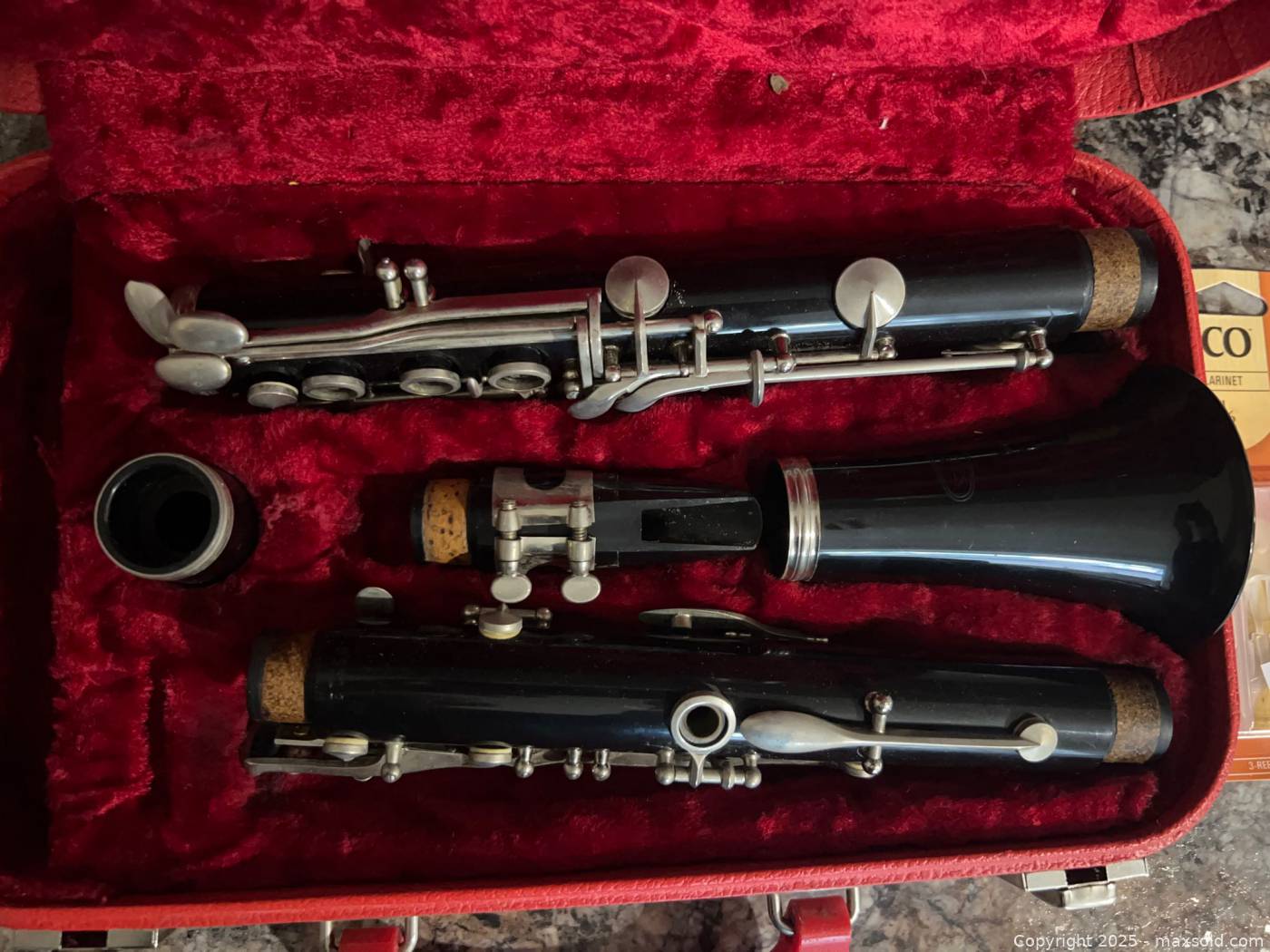 Vito clarinet with red hard case and Rico reeds | Maxsold