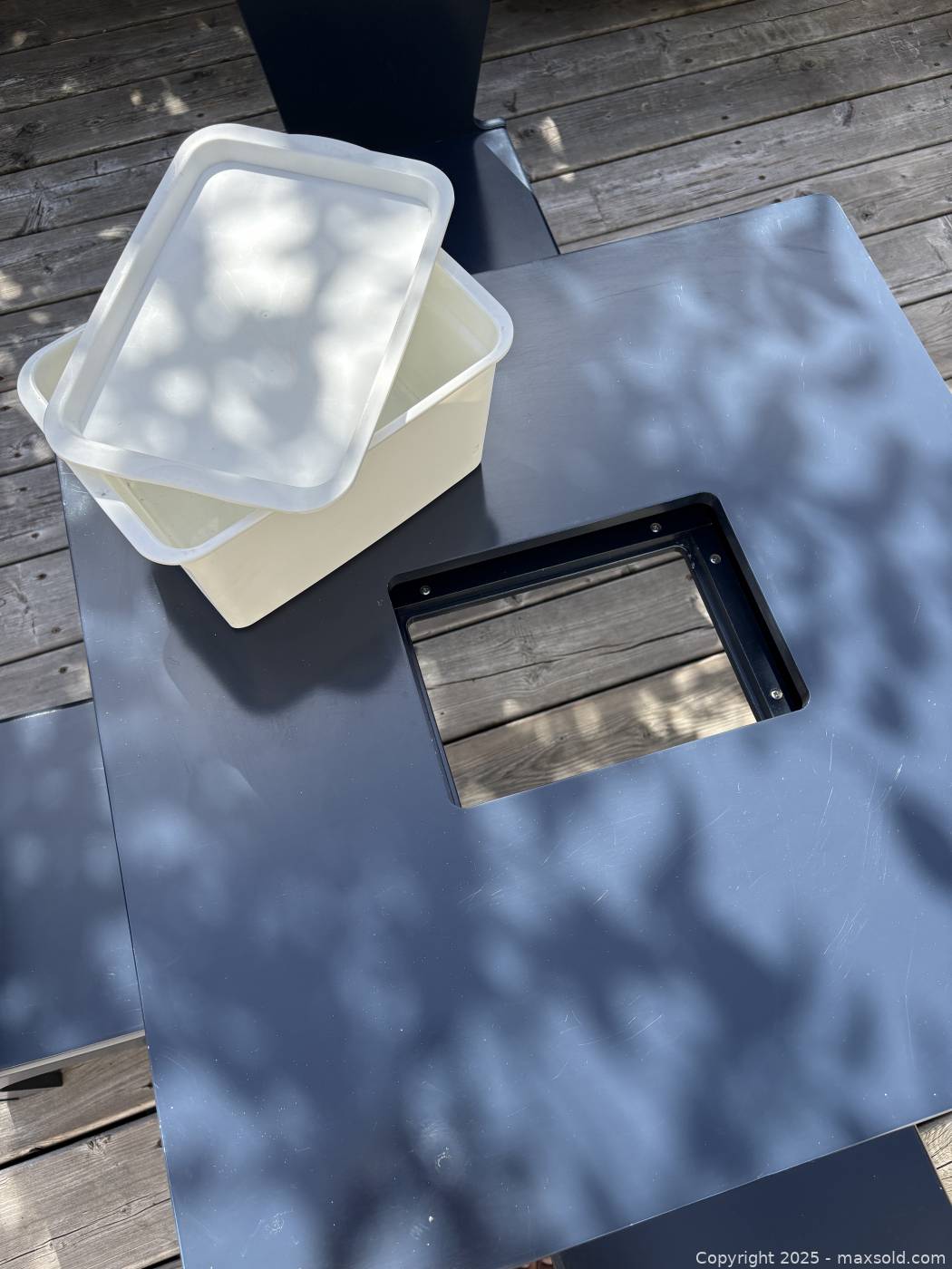 Children’s dark blue table with 4 chairs | Maxsold