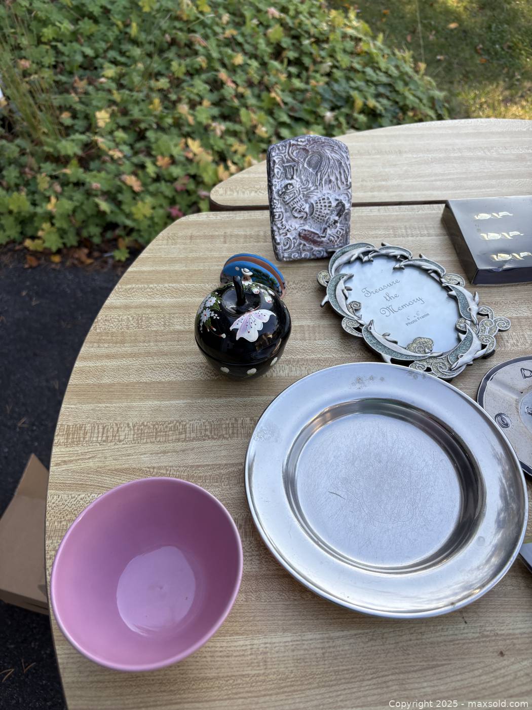 Assorted decorative household items | Maxsold