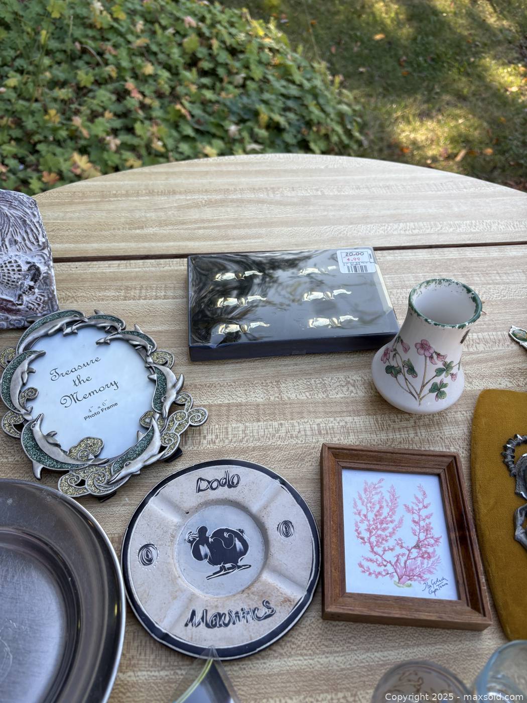 Assorted decorative household items | Maxsold