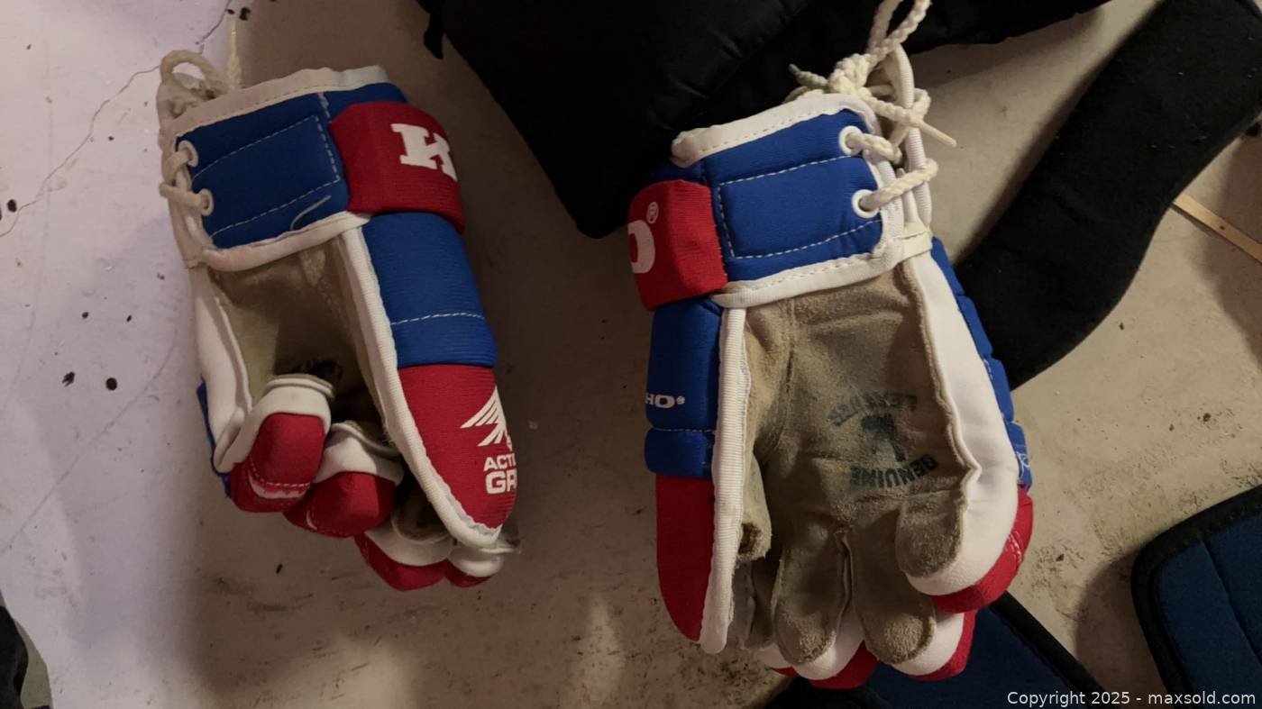 Hockey gear set Bauer small shoulder pads, Tackla pants, Koho gloves ...