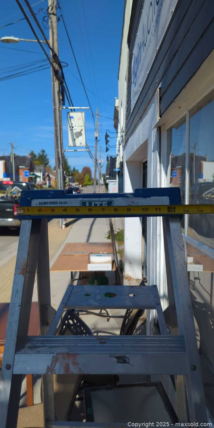 Lite 6' aluminum step ladder | Maxsold