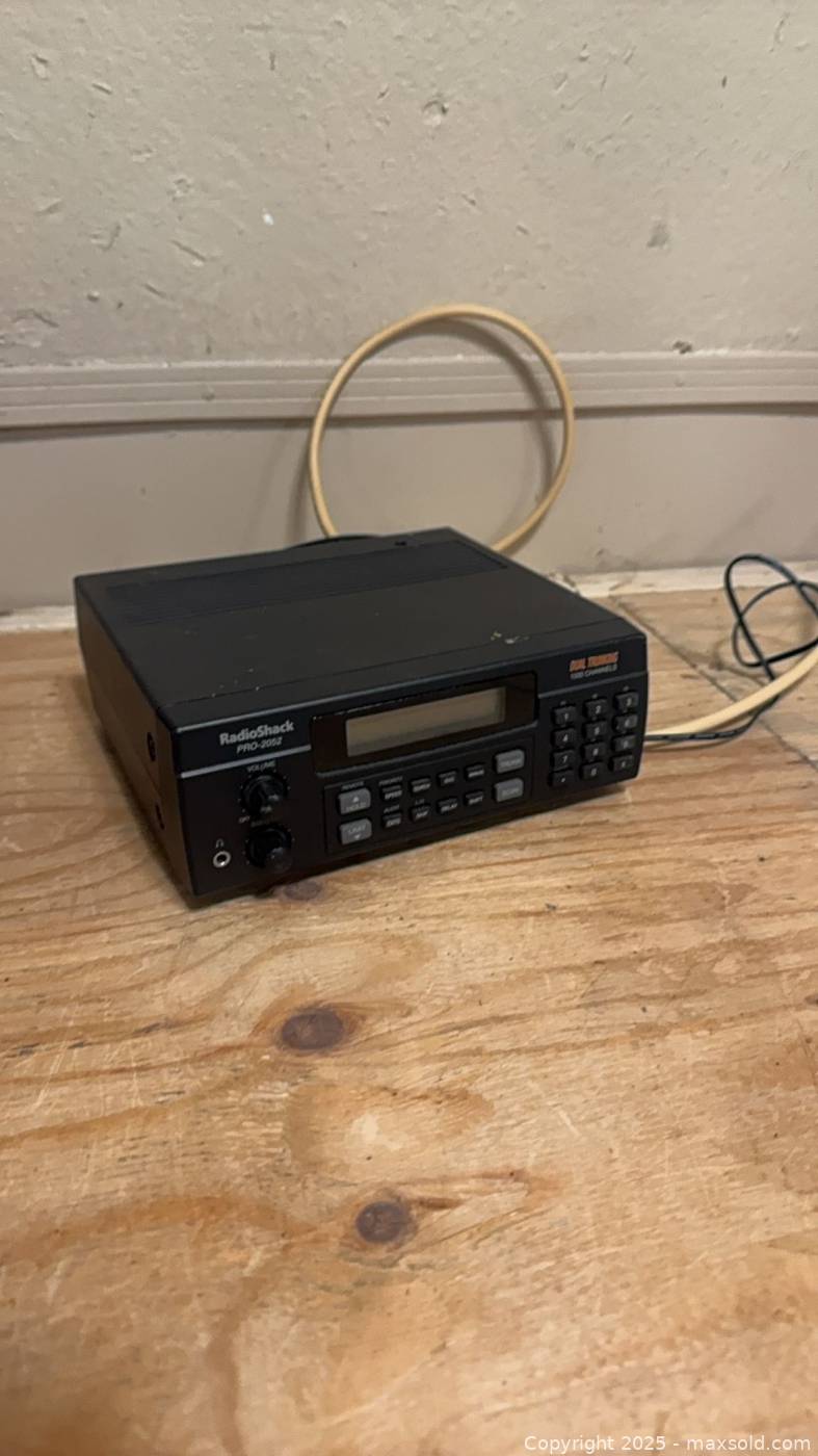 Radio Shack Pro-2052 Dual Trunking Scanner | Maxsold