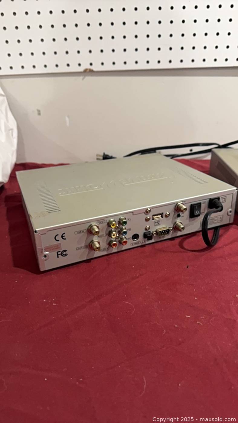 CaptiveWorks CW-800S & companion digital satellite receivers | Maxsold