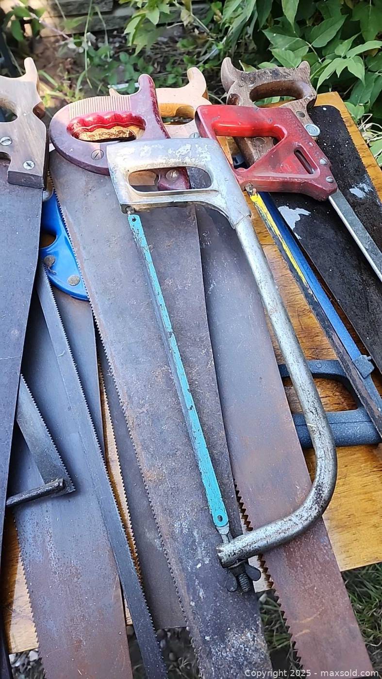 Assorted hand and hack saws, eight pieces | Maxsold