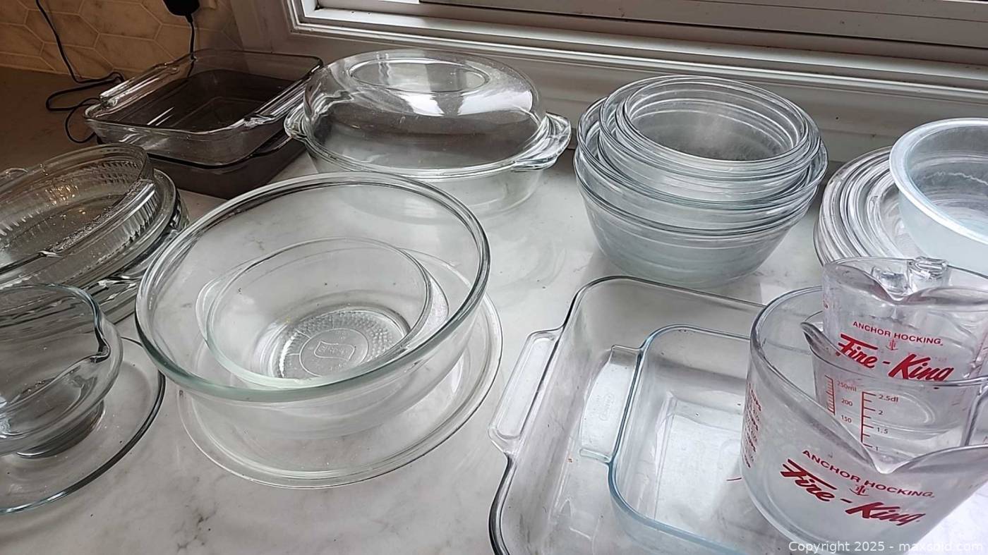 Pyrex glass bakeware assortment | Maxsold