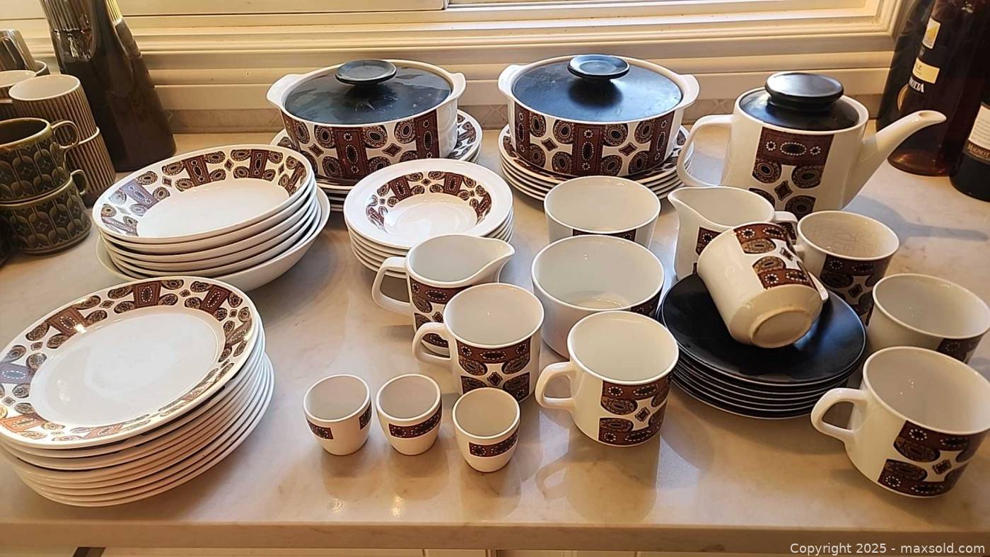 J & G Meakin Studio Maori dinnerware set | Maxsold