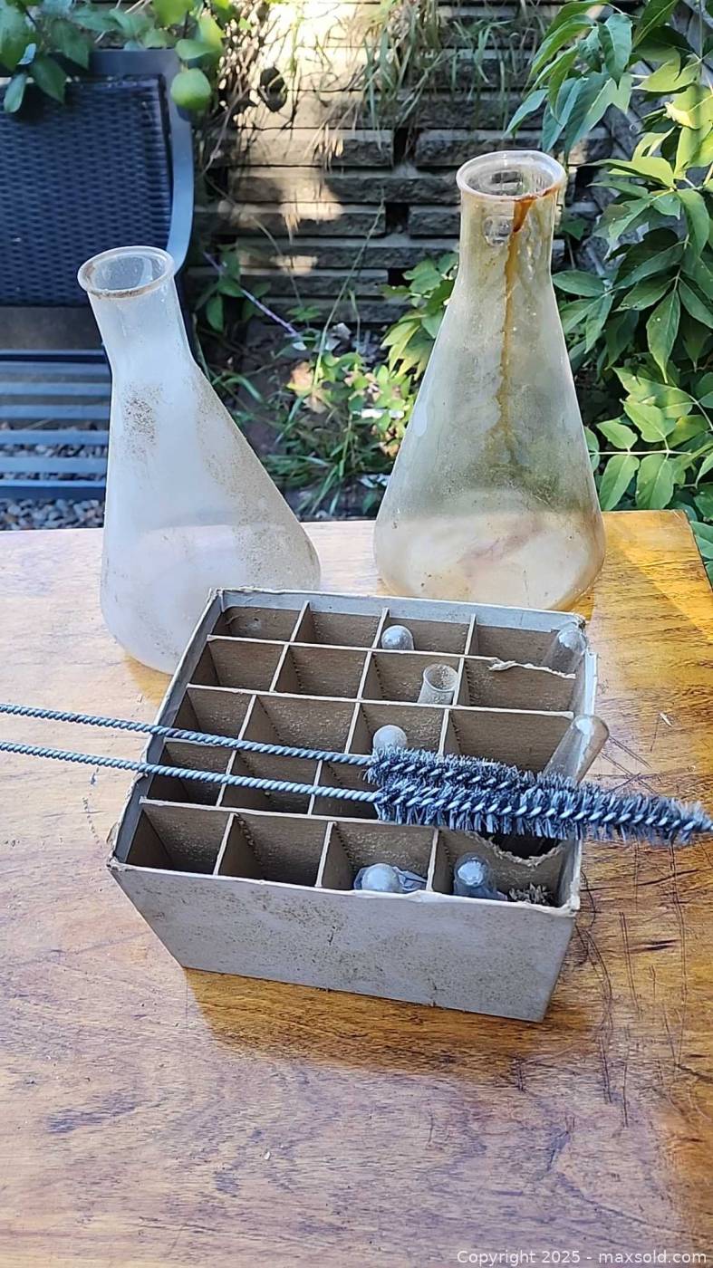 Pyrex glass Erlenmeyer flasks, metal divider box, brushes | Maxsold
