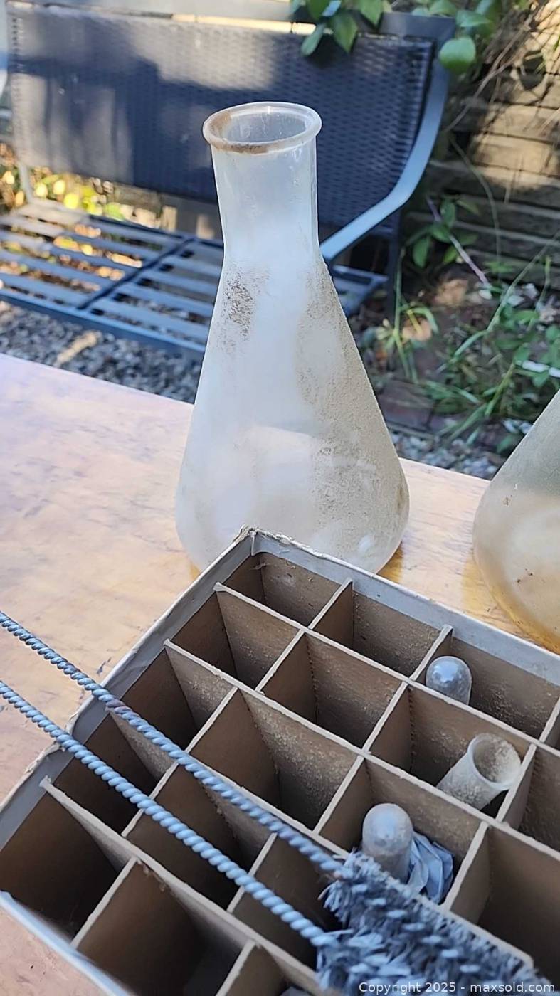 Pyrex glass Erlenmeyer flasks, metal divider box, brushes | Maxsold