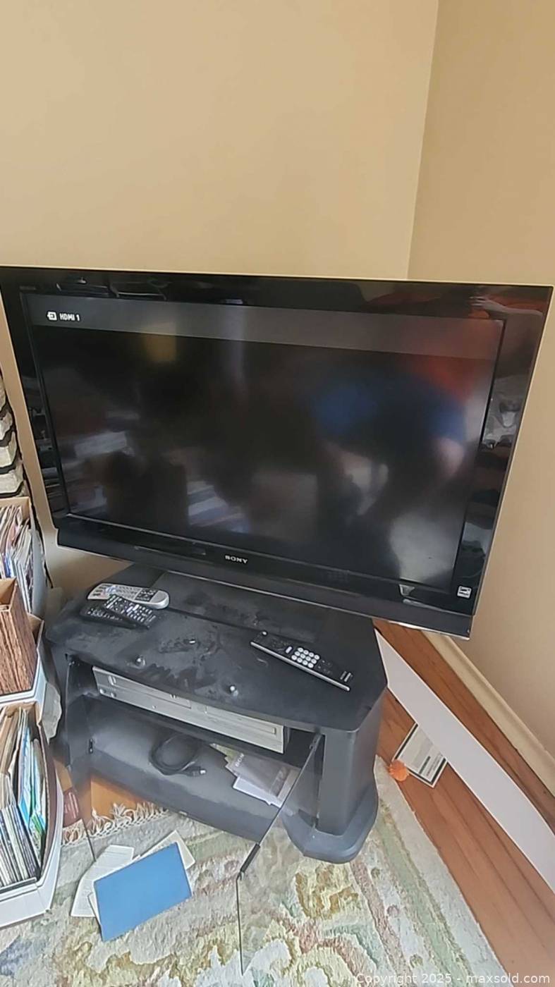 Sony Bravia 40" LCD TV, stand, VHS/DVD combo | Maxsold