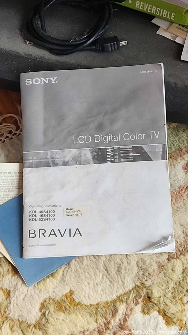 Sony Bravia 40" LCD TV, stand, VHS/DVD combo | Maxsold