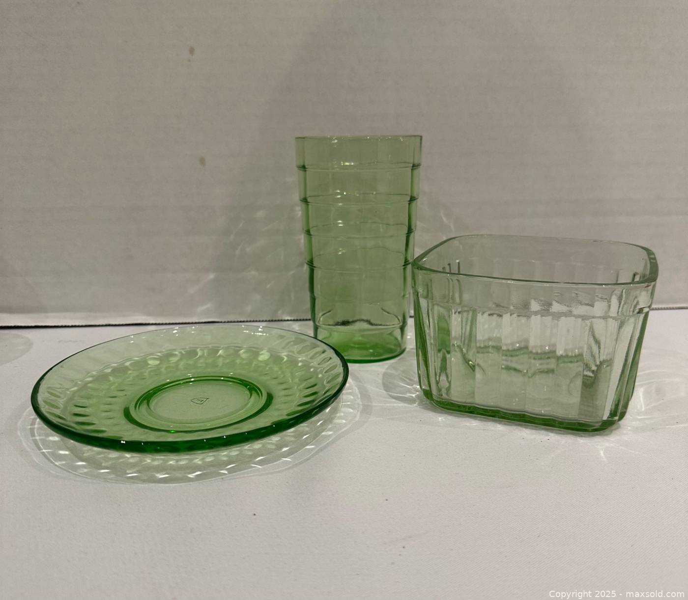 Green Depression glass collection | Maxsold