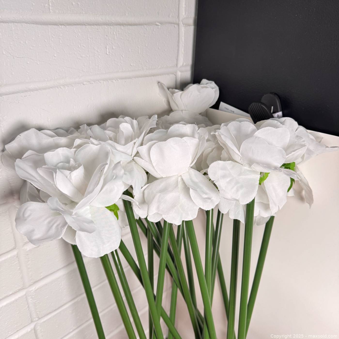 Long Stem LED Light-Up White Roses | Maxsold