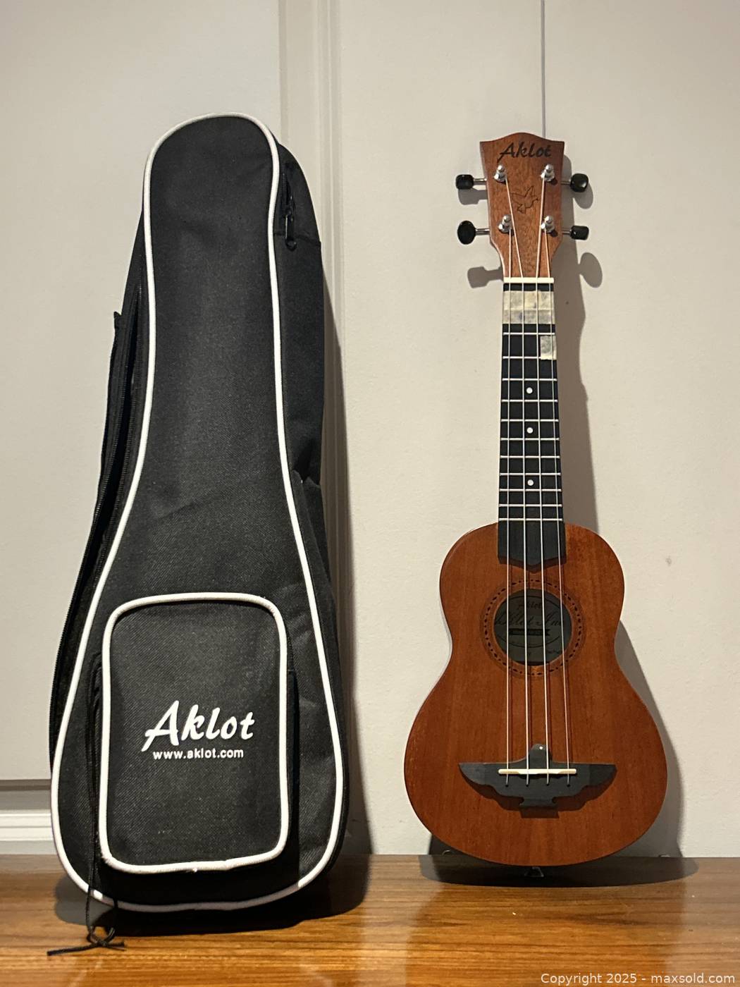 Aklot AKS21 Soprano Ukulele with Case | Maxsold
