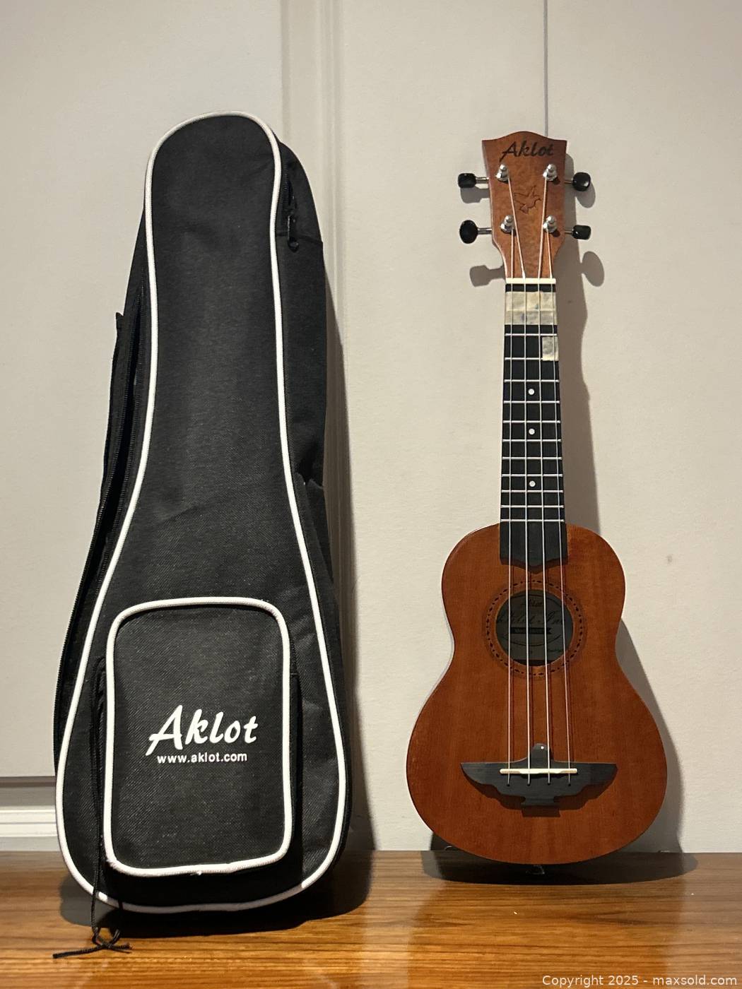 Aklot AKS21 Soprano Ukulele with Case | Maxsold