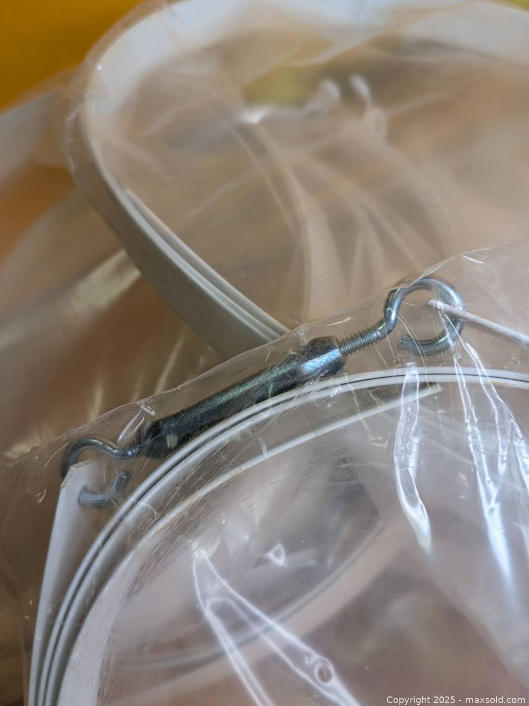 Assorted circular duct clamps | Maxsold