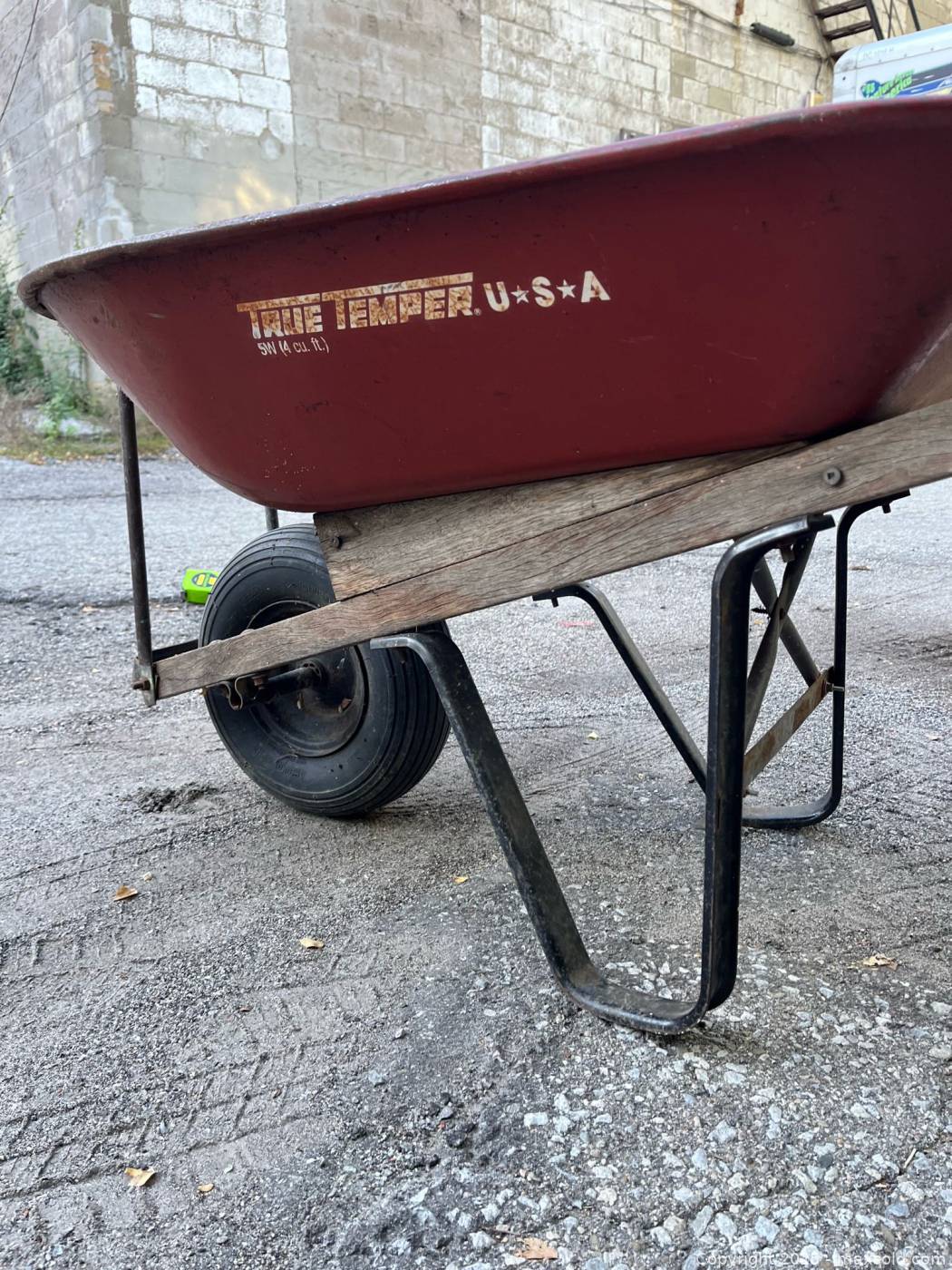 True Temper Wheelbarrow 4 Cu Ft | Maxsold