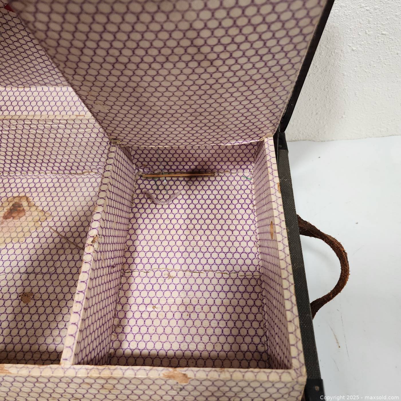 Vintage Garden City Trunk Factory small chest | Maxsold