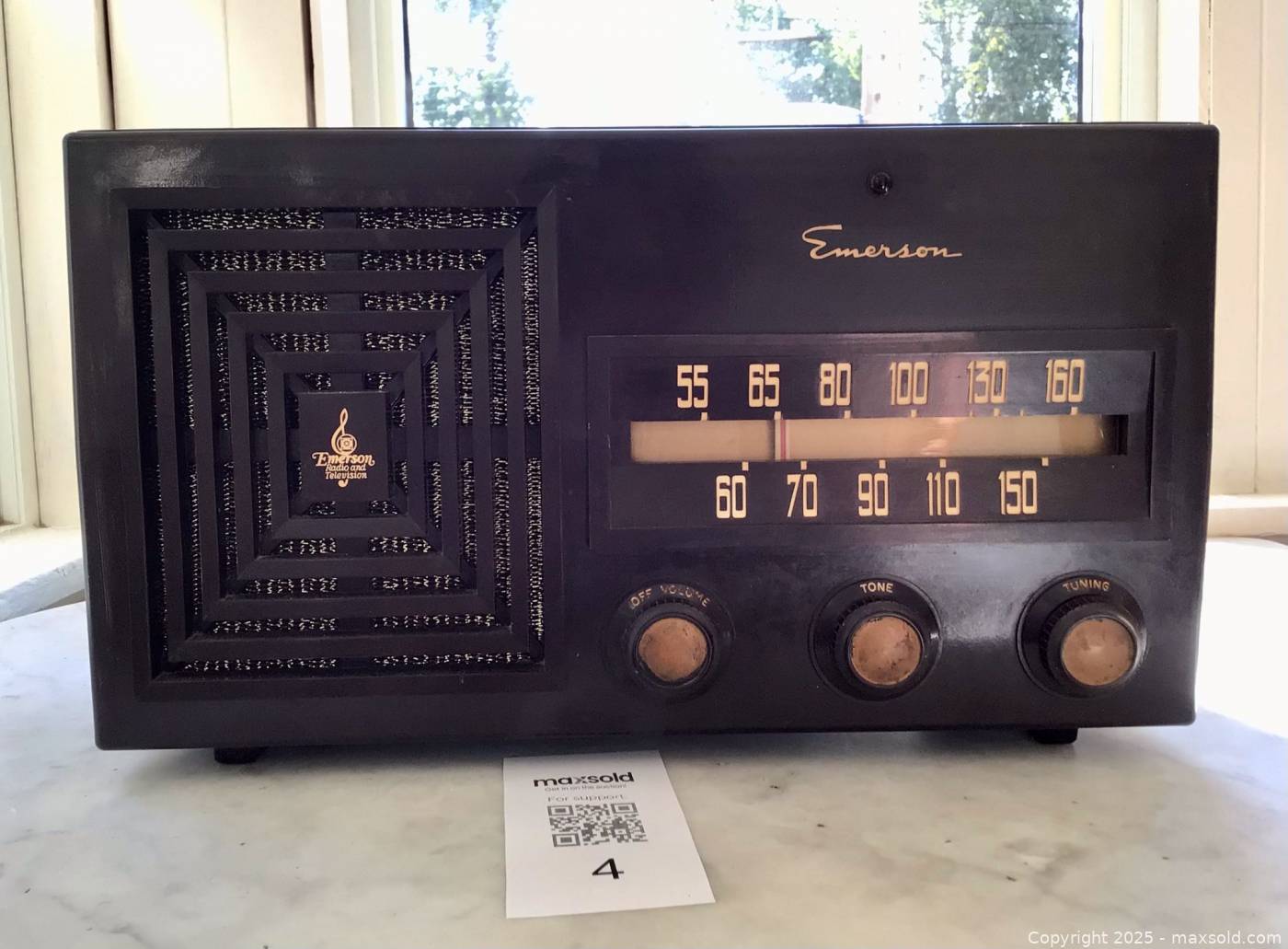 Vintage Emerson dark brown Bakelite tube radio | Maxsold