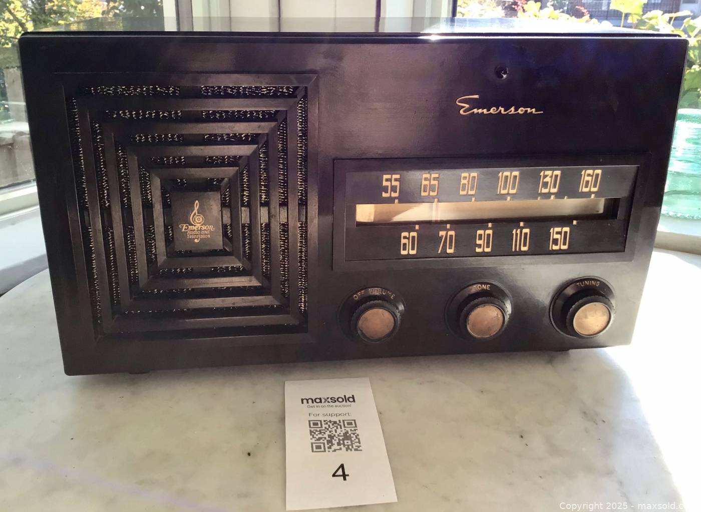 Vintage Emerson dark brown Bakelite tube radio | Maxsold
