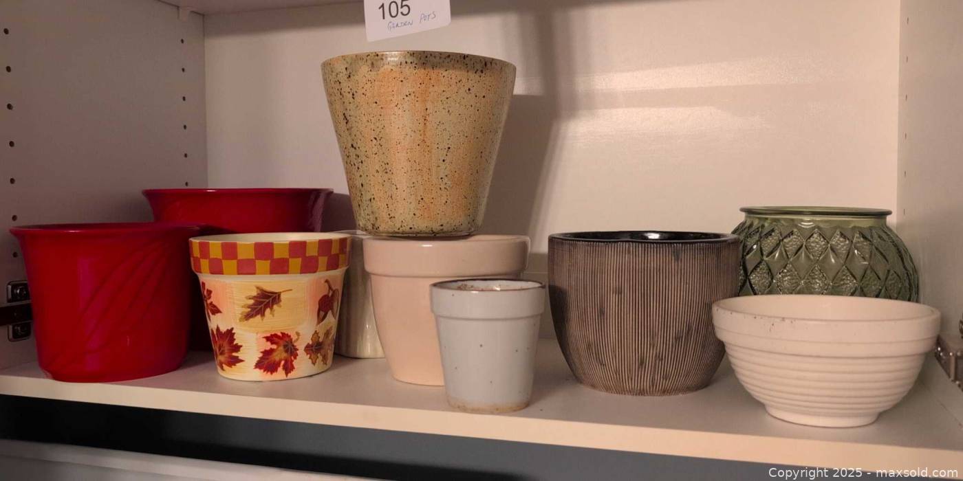 Nineteen assorted plant pots | Maxsold