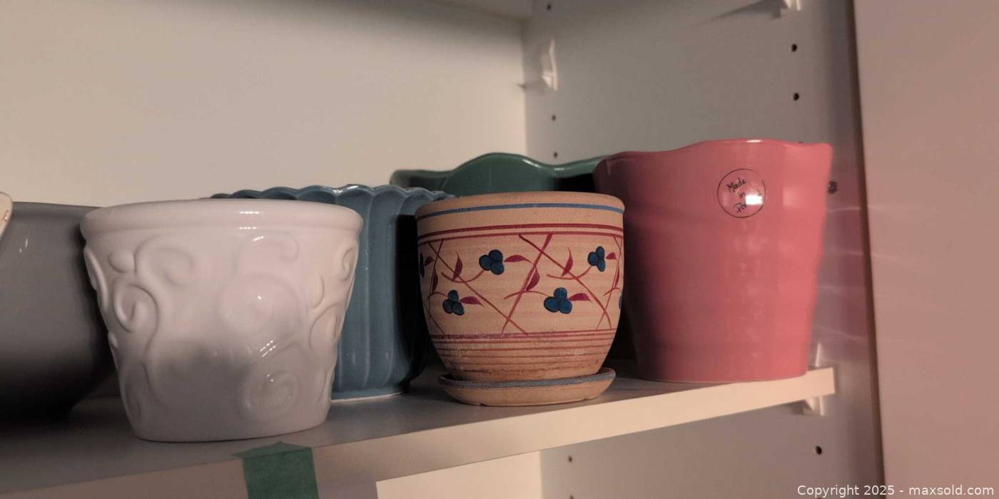 Nineteen assorted plant pots | Maxsold