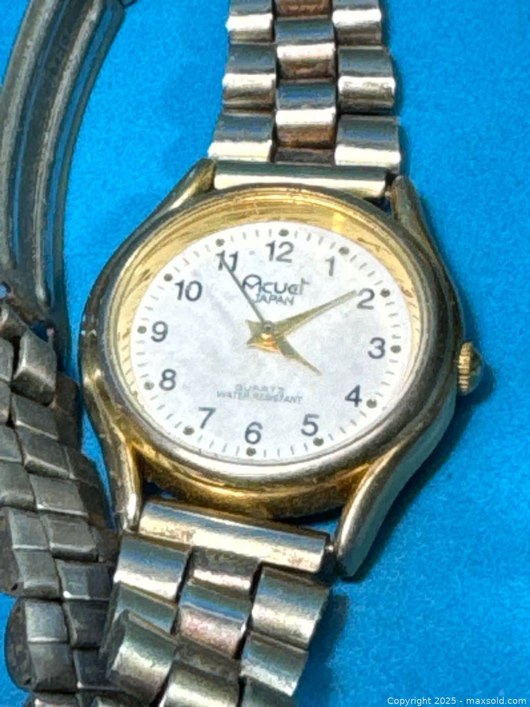 Three analog wristwatches with Elizabeth Arden box | Maxsold