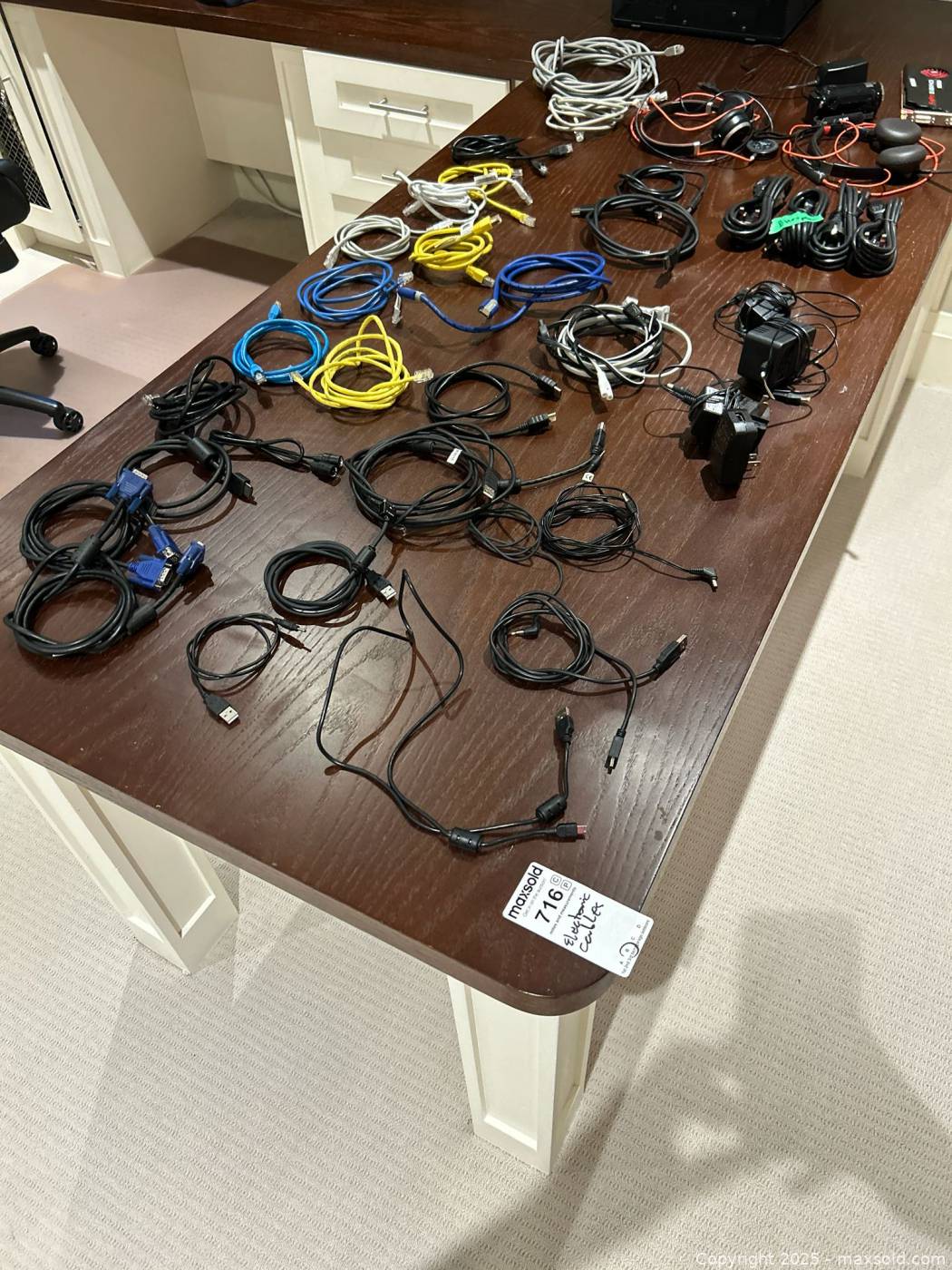 Electronic cables, JVC camcorder, AMD FirePro GPU | Maxsold