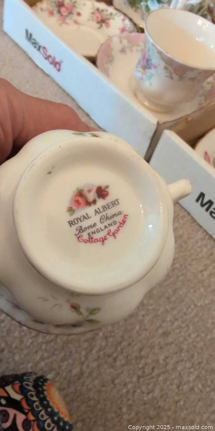 Royal Albert, Royal Vale & Paragon teacup-saucer sets | Maxsold