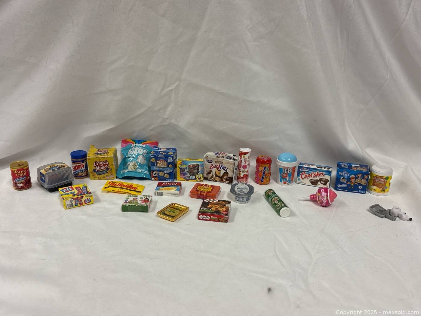 25 Zuru Mini Brands toy food replicas | Maxsold