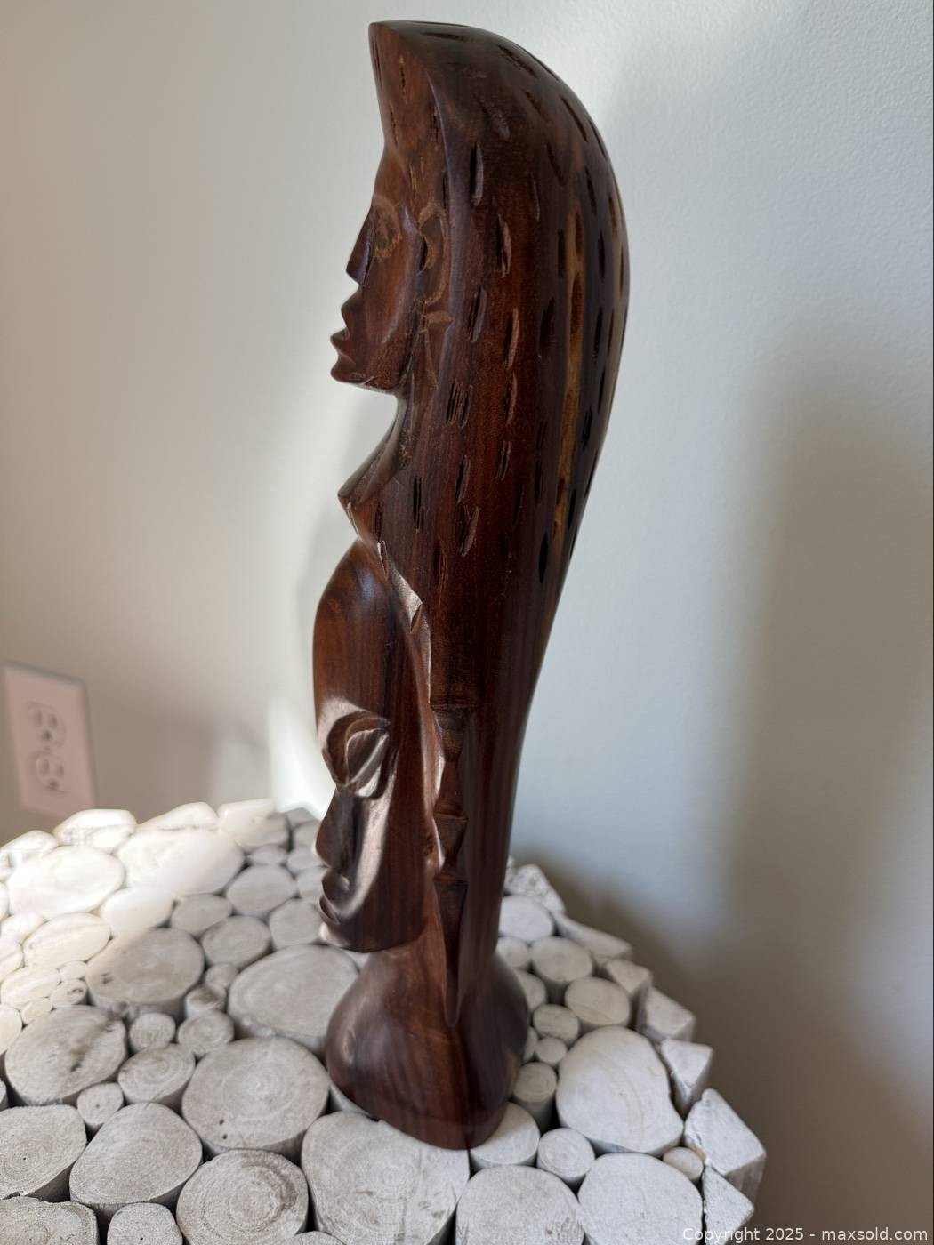 Fijian hand-carved hardwood double-headed sculpture | Maxsold