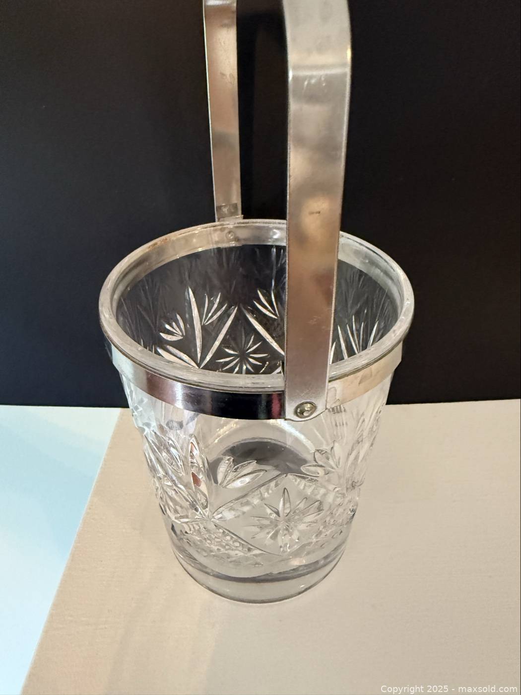 Cut crystal ice bucket with metal handle | Maxsold
