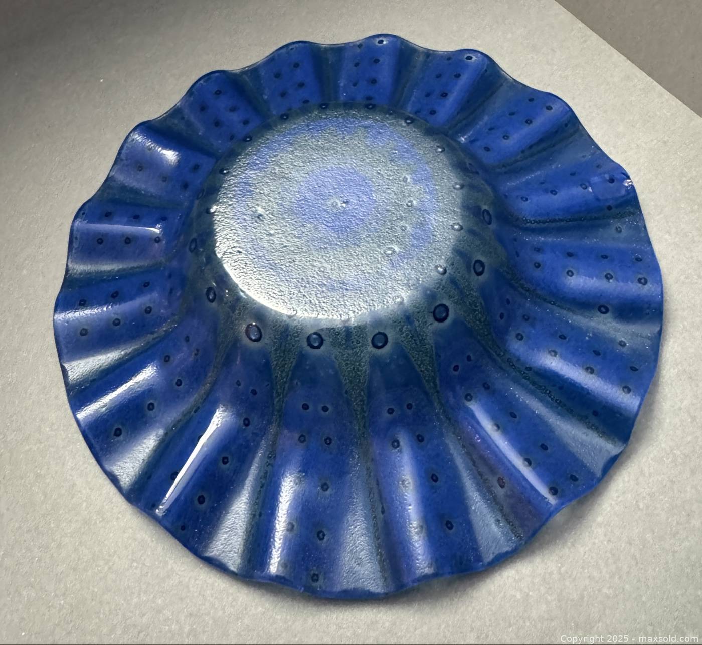 Higgins blue ruffled glass bowl | Maxsold