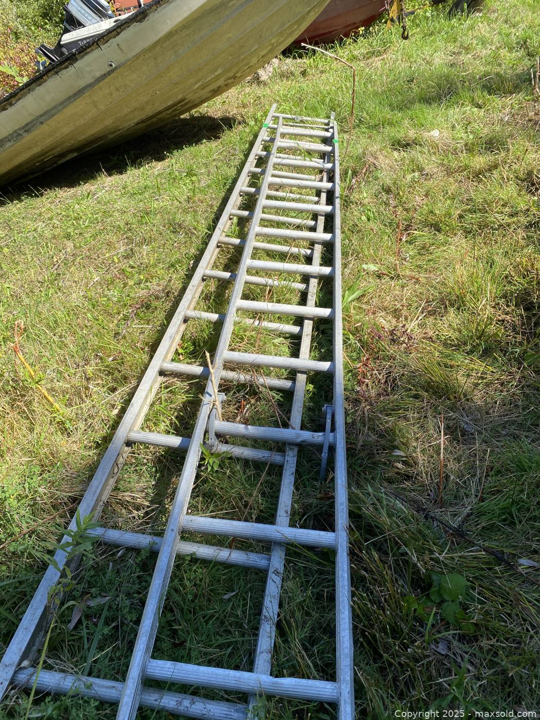 Aluminum 2-section extension ladder approx 24–32 ft | Maxsold