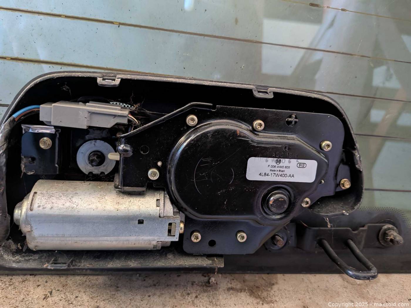 Automotive rear liftgate–hatch glass with rear wiper motor | Maxsold