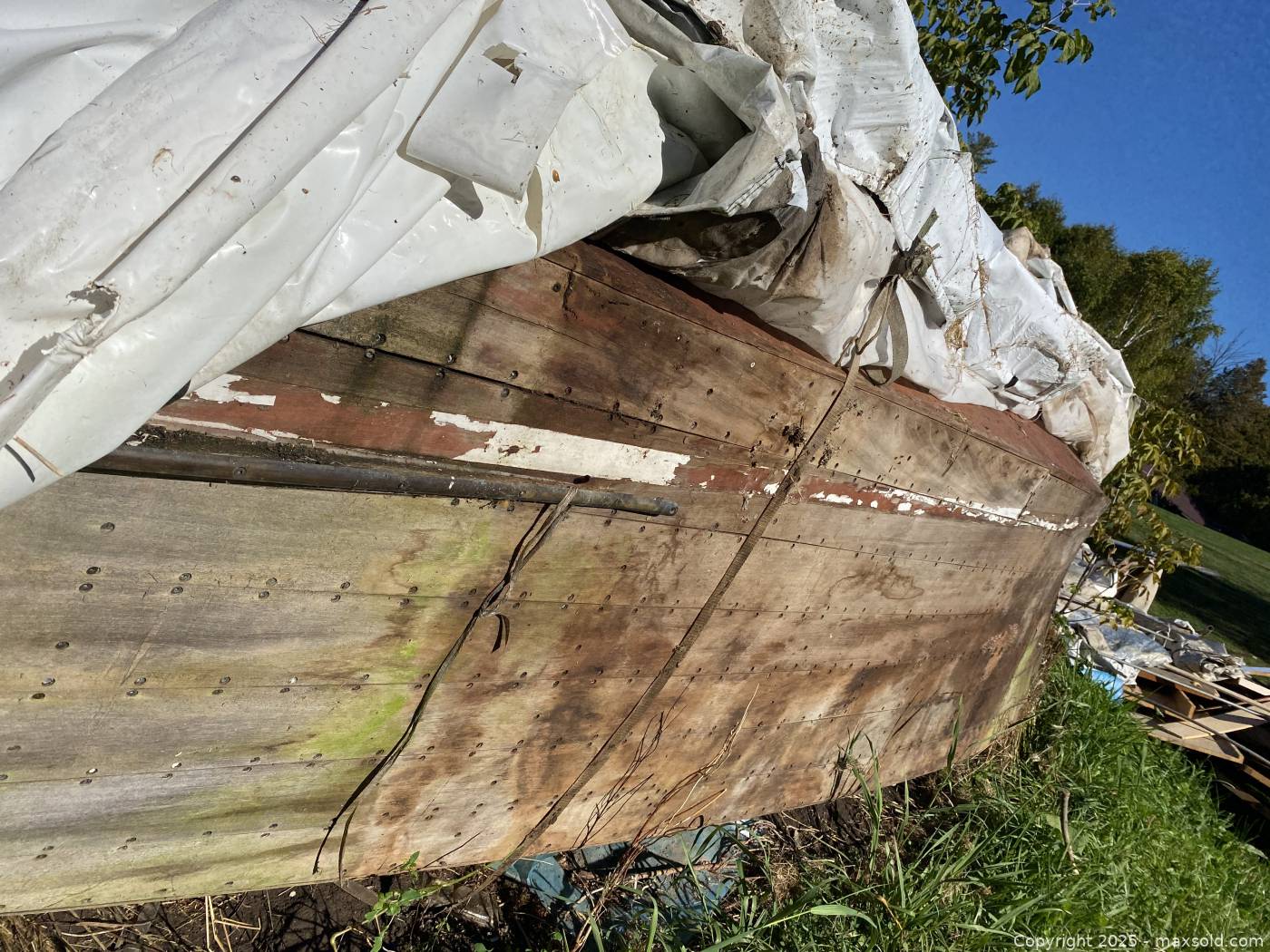 Wooden V-hull runabout boat hull approx 20 ft | Maxsold