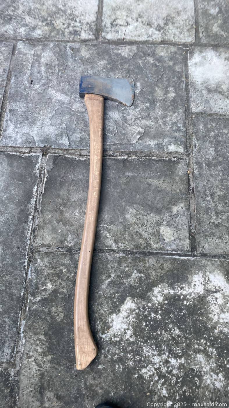 Single-Bit Hand Axe 28–30 In | Maxsold