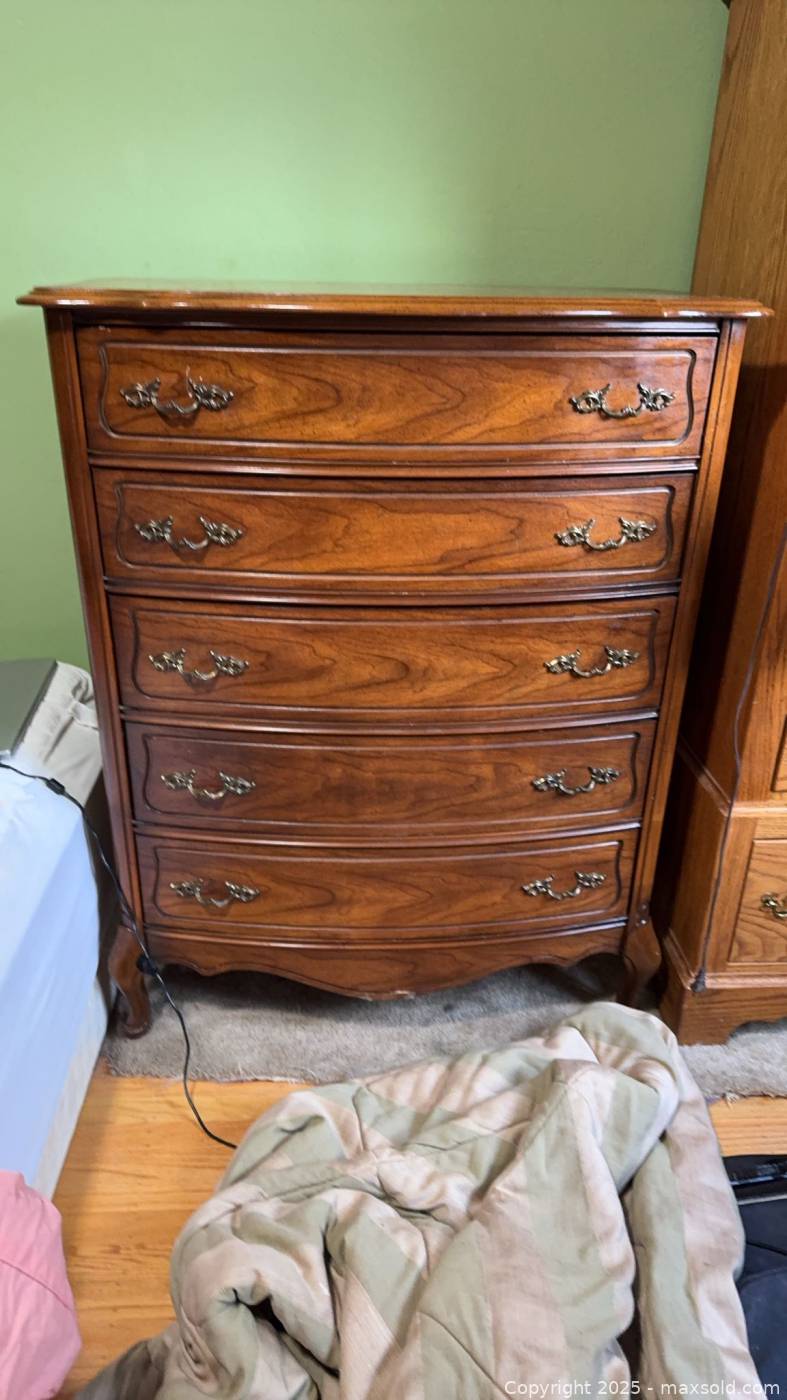 Queen Anne Cherry Serpentine 5-Drawer Chest | Maxsold