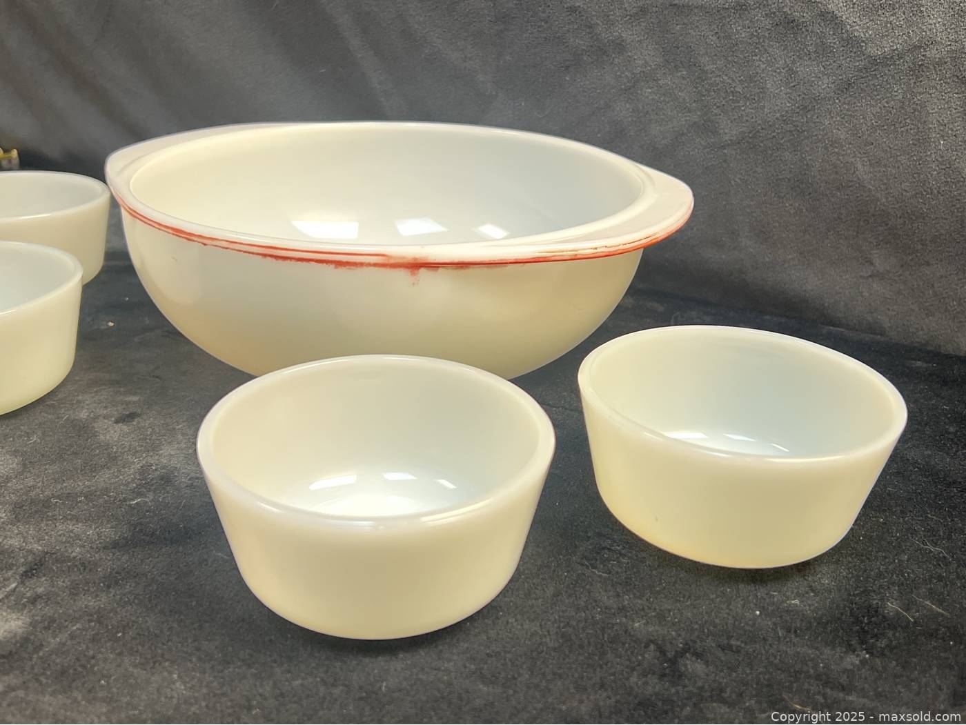 Pyrex white mixing bowl with red rim & 4 custard cups | Maxsold