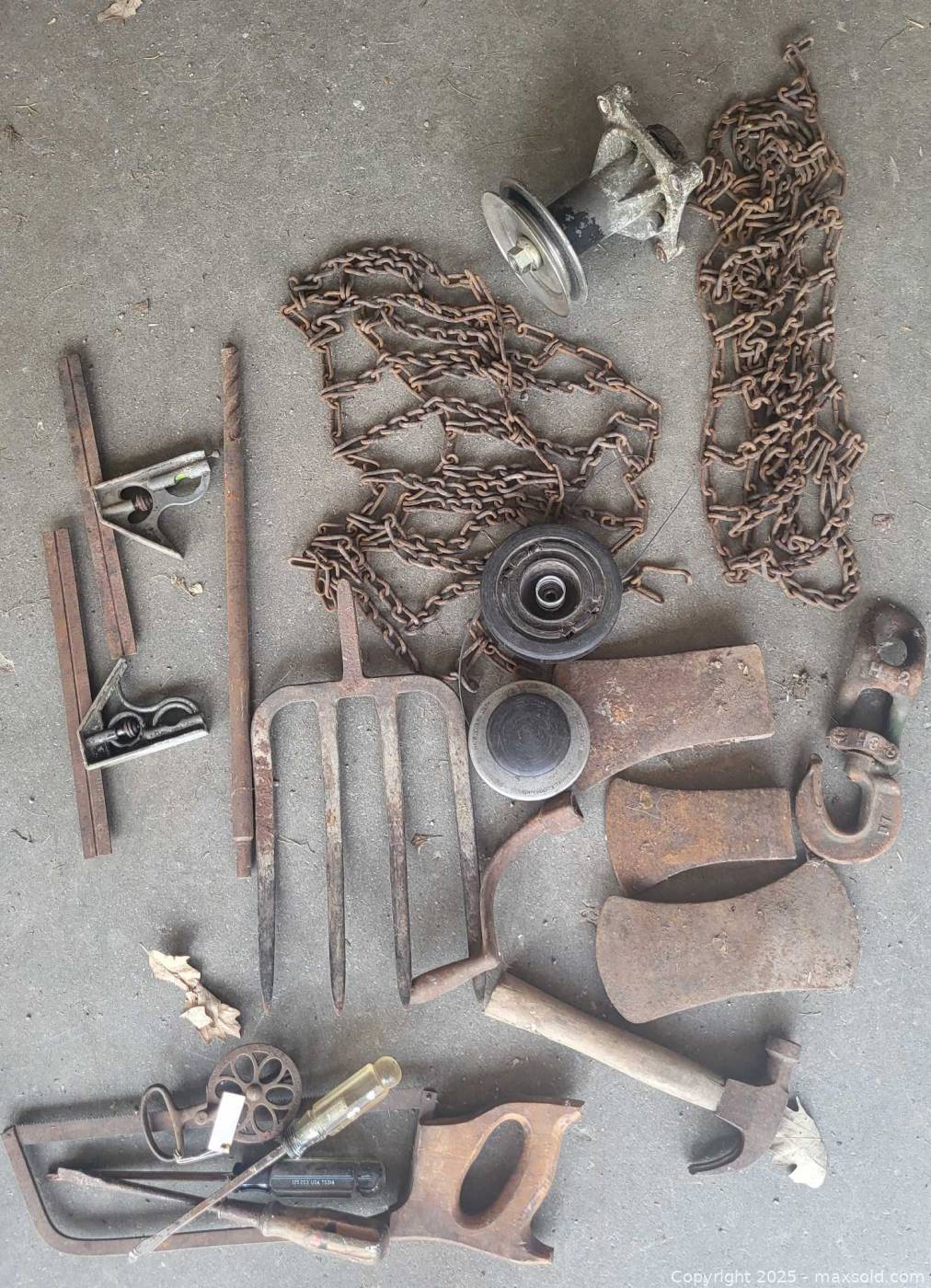 Vintage hand tools, pulleys, chains & hardware | Maxsold