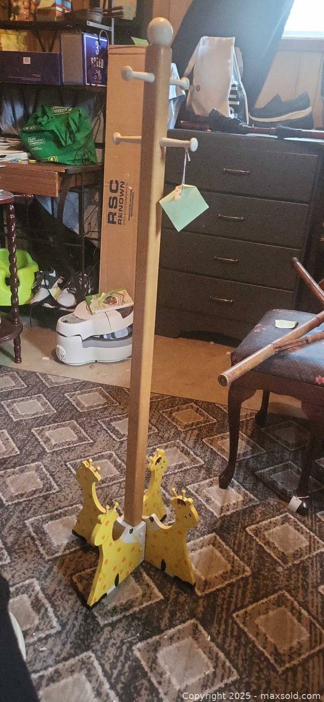Kids giraffe coat rack stand | Maxsold
