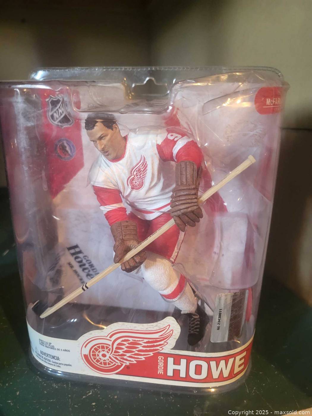 Gordie Howe figure, Senators plaque, Leafs jar, watch | Maxsold