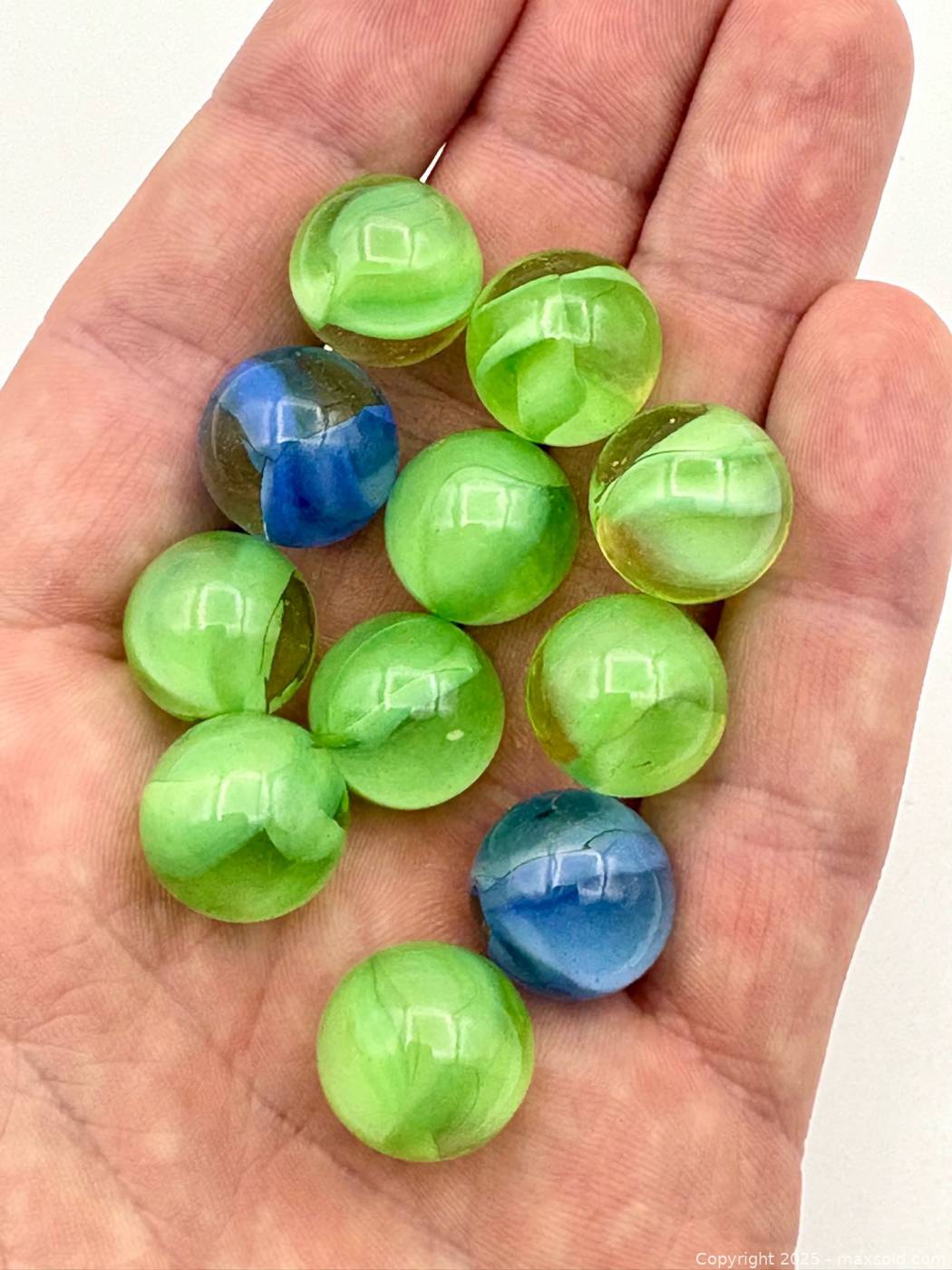 11 uranium glass marbles, green and blue | Maxsold