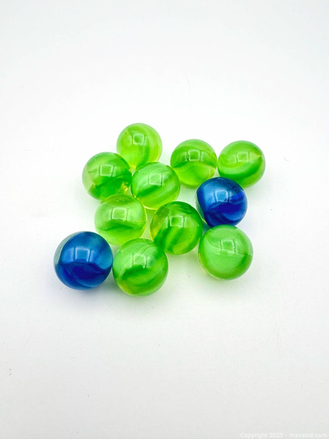 11 uranium glass marbles, green and blue | Maxsold