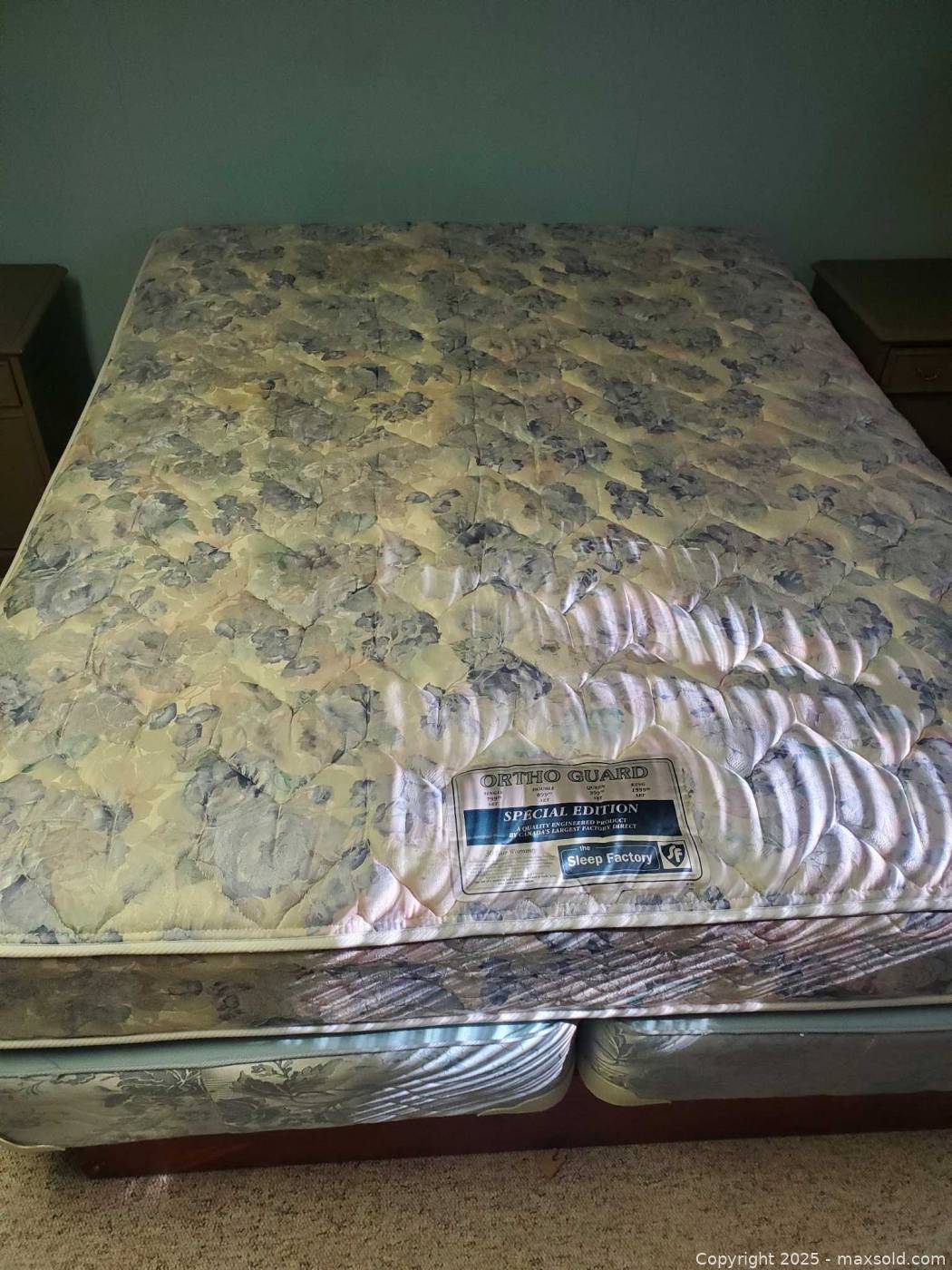 Queen Sleep Factory mattress, split box spring, wooden platform base ...