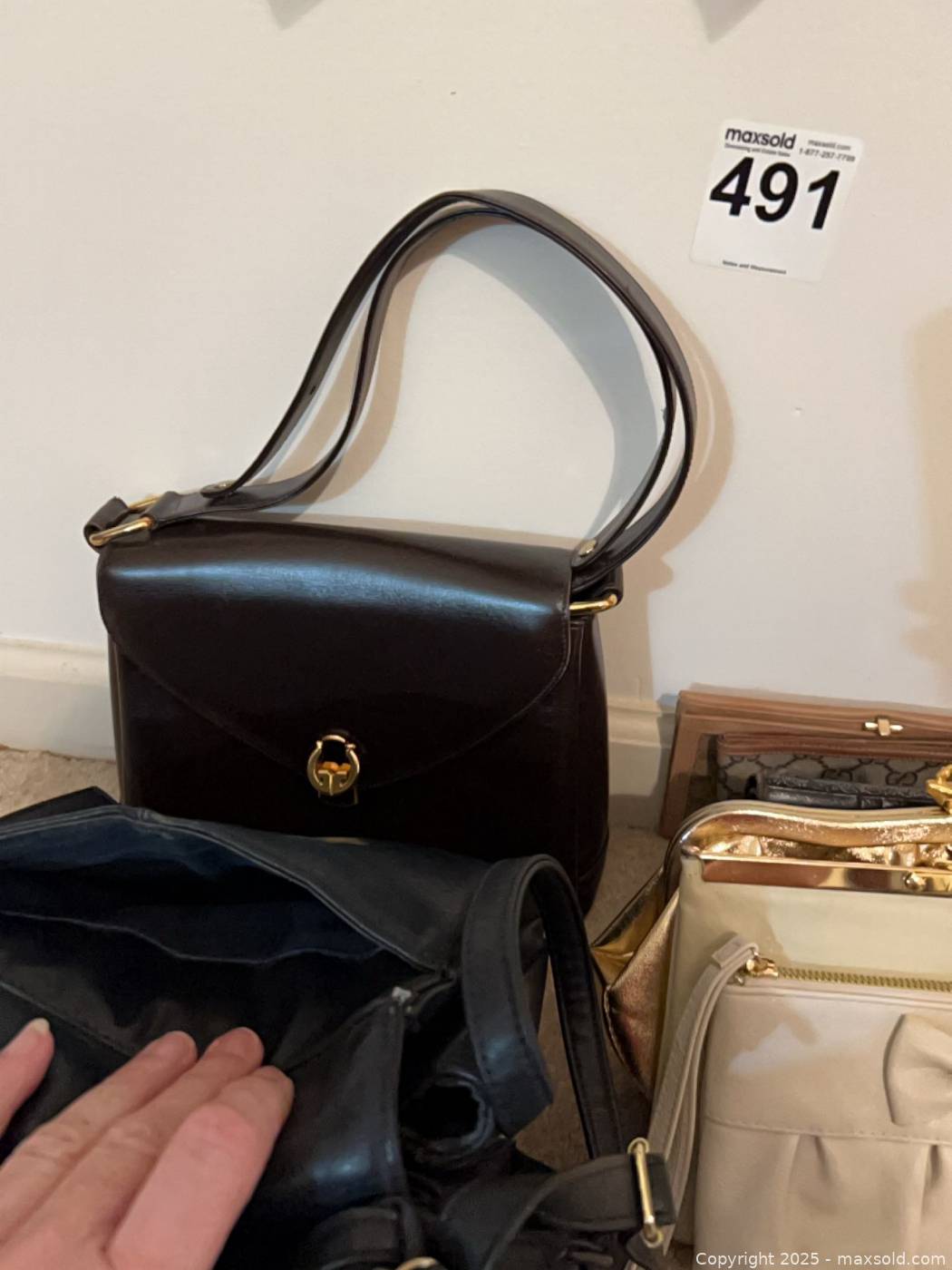 4 Unbranded Shoulder Bags And Clutches | Maxsold