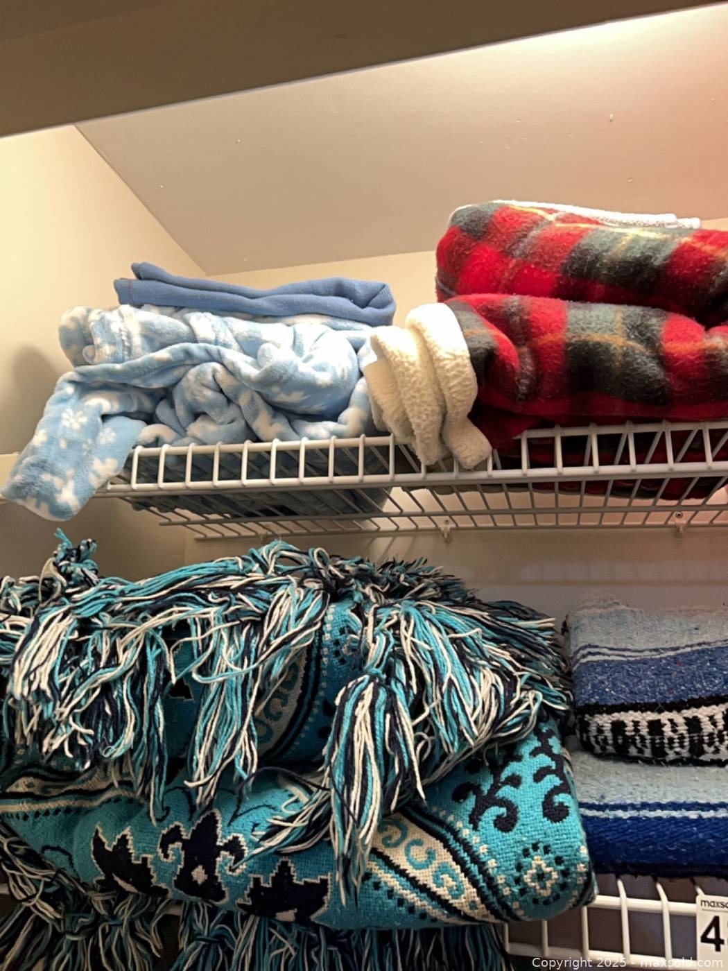 Assorted blankets, throws, towels, queen sheets | Maxsold